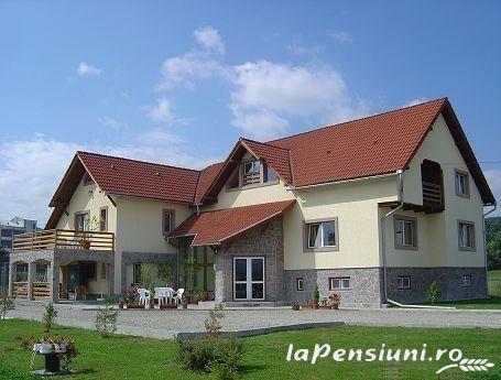 Cazare Pensiunea Roxana la Intorsura Buzaului (Covasna) - Transilvania ...